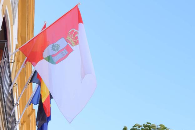 LA NUEVA BANDERA MUNICIPAL YA ONDEA EN EL AYUNTAMIENTO DE CAMPANARIO ... LA NUEVA BANDERA MUNICIPAL YA ONDEA EN EL AYUNTAMIENTO DE CAMPANARIO ...