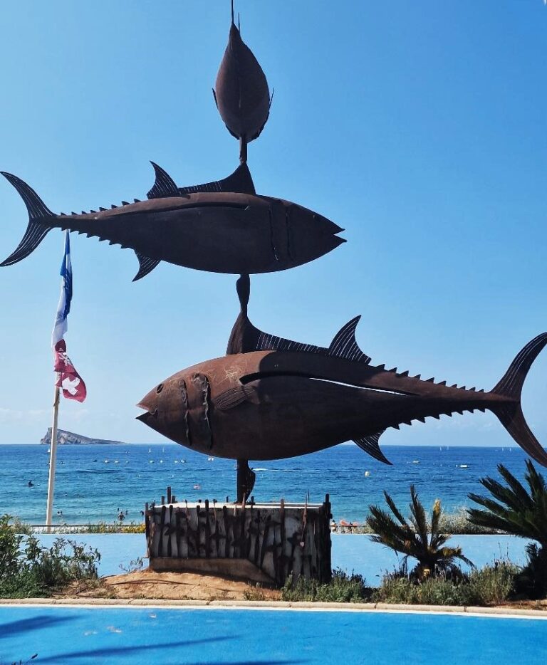 BENIDORM A PIE DE CALLE, LA ESCULTURA “LOS ATUNES” DE TONI MARI, Y LA ...